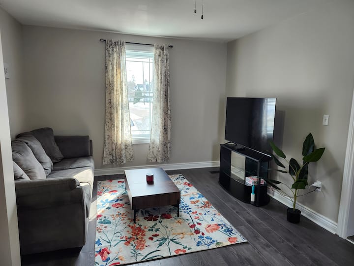 Cozy & Downtown,
Free Parking, Walk To The River - Brockville