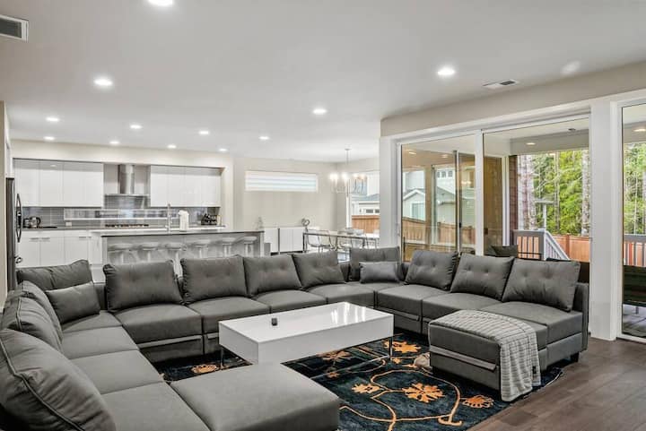 Stunning Golf-side Retreat In Elite Locale - Bremerton, WA