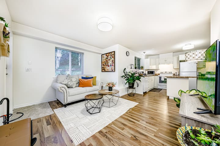 Bright & Cozy Private Suite • 1 Queen Bed • For 2 - Abbotsford
