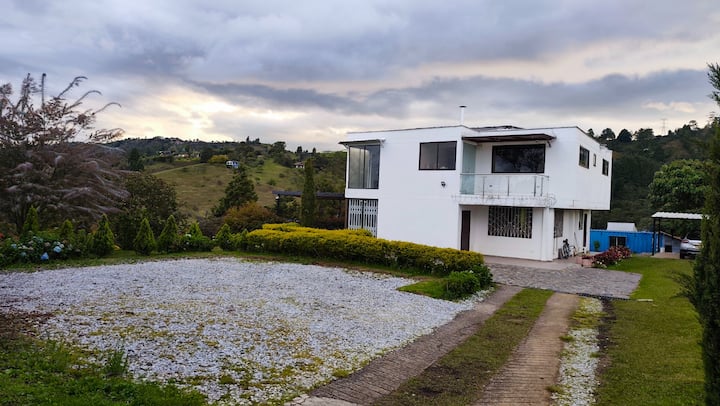 Hermosa Y Moderna Casa Campreste. - Guarne