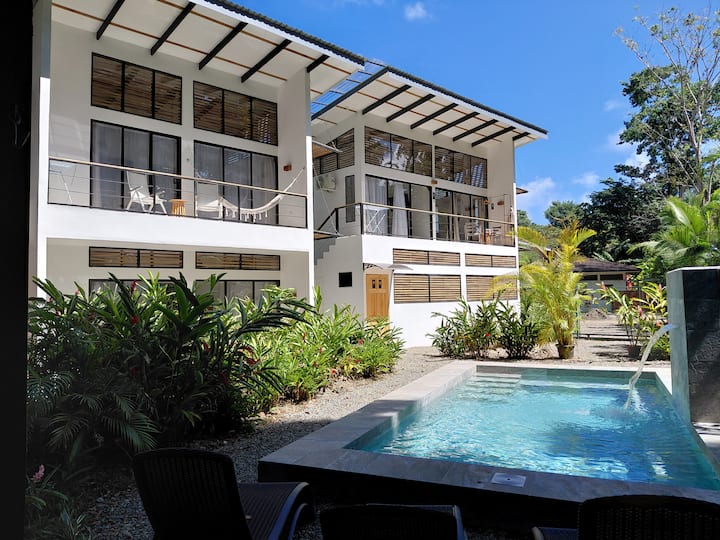 Casa-cerca De La Playa-piscina-tv-a/c-wifi-parqueo - Punta Uva