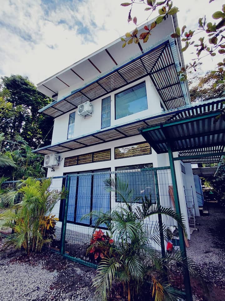 Casa-cerca De La Playa-piscina-tv-a/c-wifi-parqueo - Punta Uva