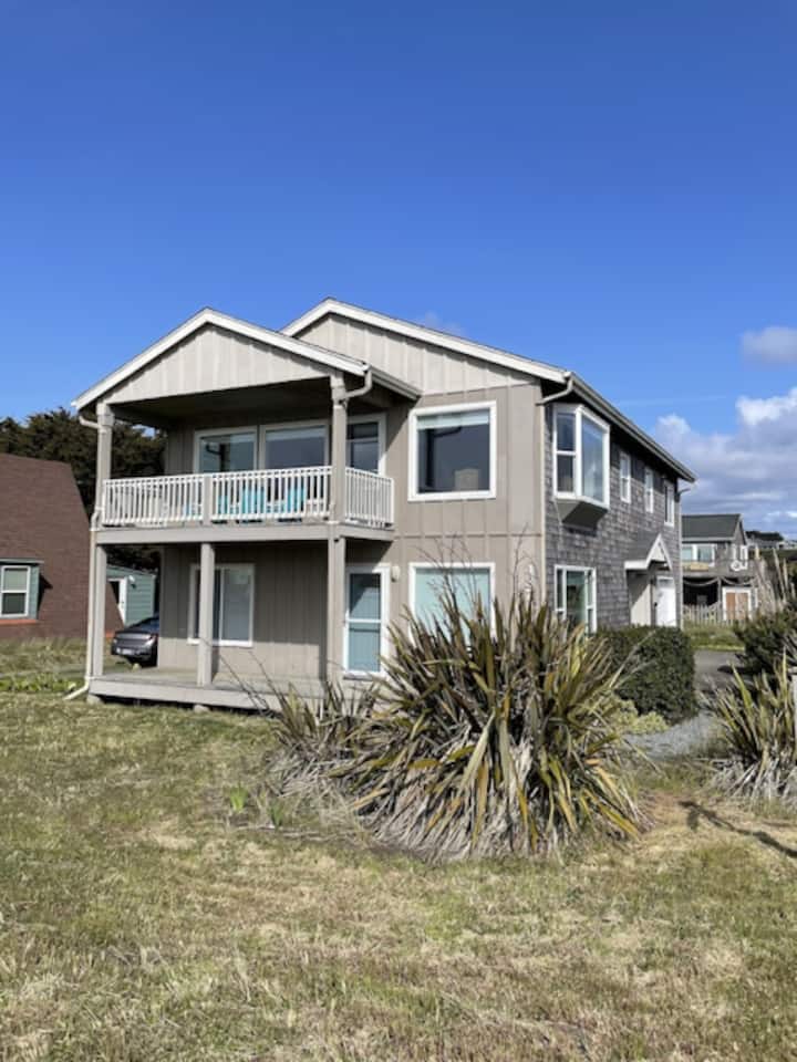 Grandma's Bandon Beach House - On The Jetty! - Bandon, OR