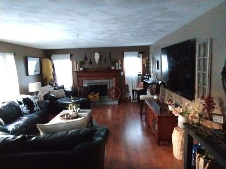 Family-friendly Retreat W/ Pool & Spacious Yard - Bellingham, MA