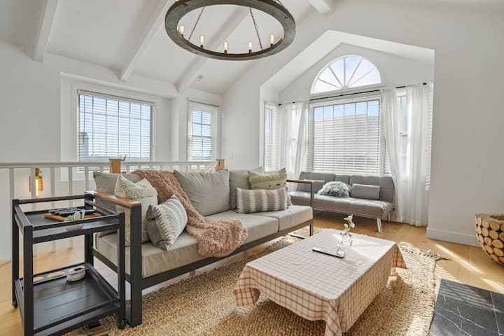 Beachfront Bliss: Peaceful Home Step Frm The Shore - Cypress, CA