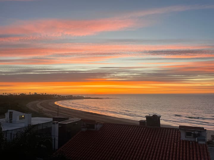 Travelers Collecting Sunsets - Montevideo