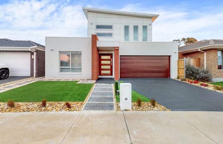 Entire, Double Story Spacious House, Clyde North. - Dandenong