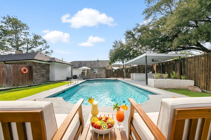 Luxury Family Retreat: Mini-golf, Hottub & Arcade - Garland, TX