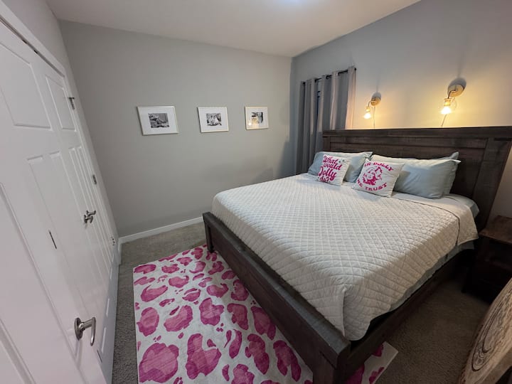 9 To 5 Suite! Stay In The Heart Of Germantown! - Nashville, TN