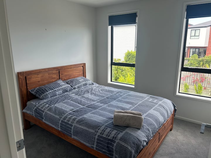 Room In Glen Innes Comfortable Room - 1 Queen Bed - Waiheke Island