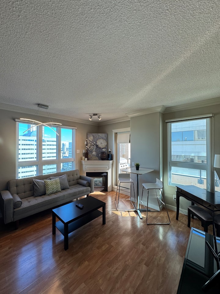 Central 1 Bed Dt Condo W/ Heated Ug Parking + Gym - Edmonton