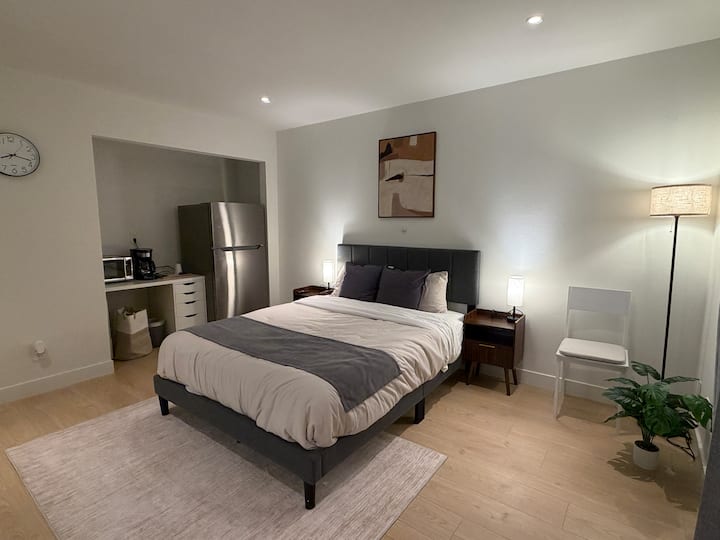 Quiet Master Suite W/ Private Entrance In A Condo - Long Beach, CA