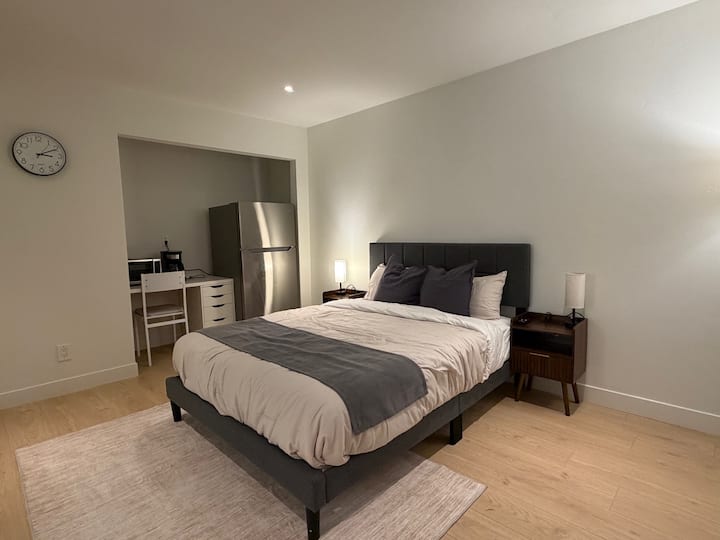 Private Master Suite W/ Separate Entrance In Condo - Long Beach, CA