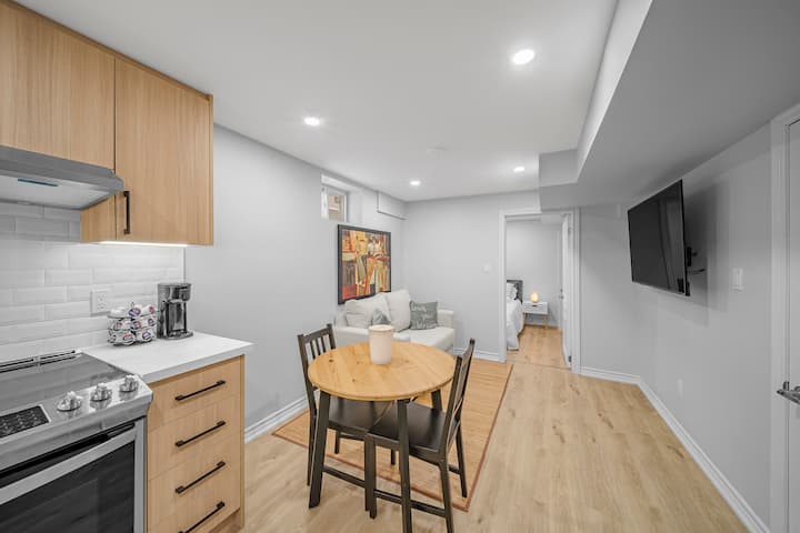 Stylish Wood-finish 1br/1ba|square One Mall - Mississauga