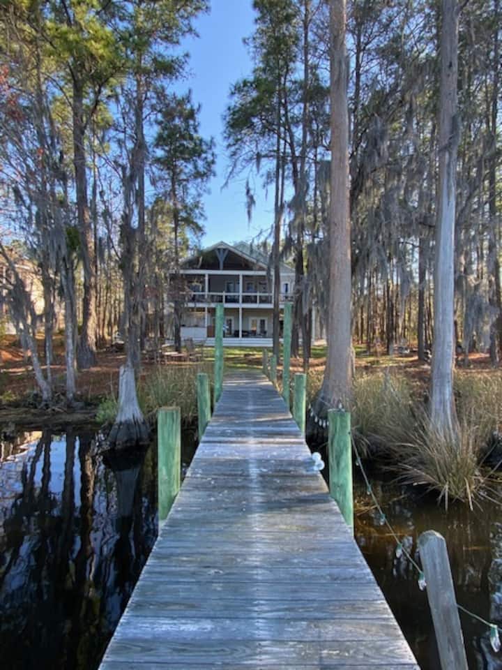 Waterfront Home, Dock,  Boat Ramp And Huge Porch. - 新伯爾尼
