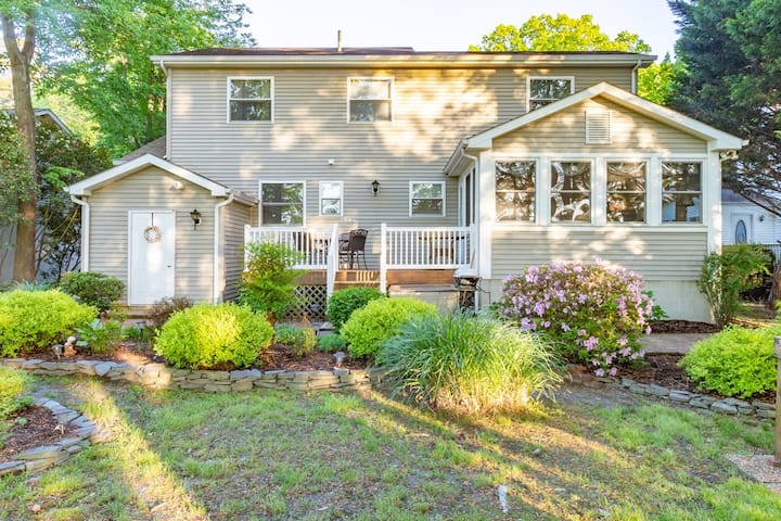 The Sandy Hook Retreat| Grill & Sunroom - Ocean Pines, MD