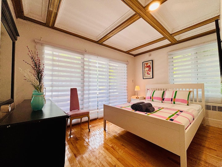 Spacious Group Home Combo, Sleeps 20 - Montreal