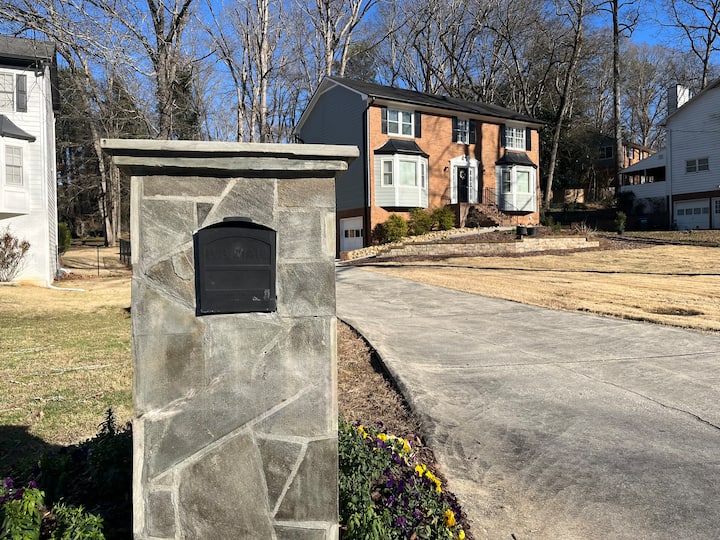 Spacious 4br Retreat W/ Private Backyard, Near Atl - Snellville, GA