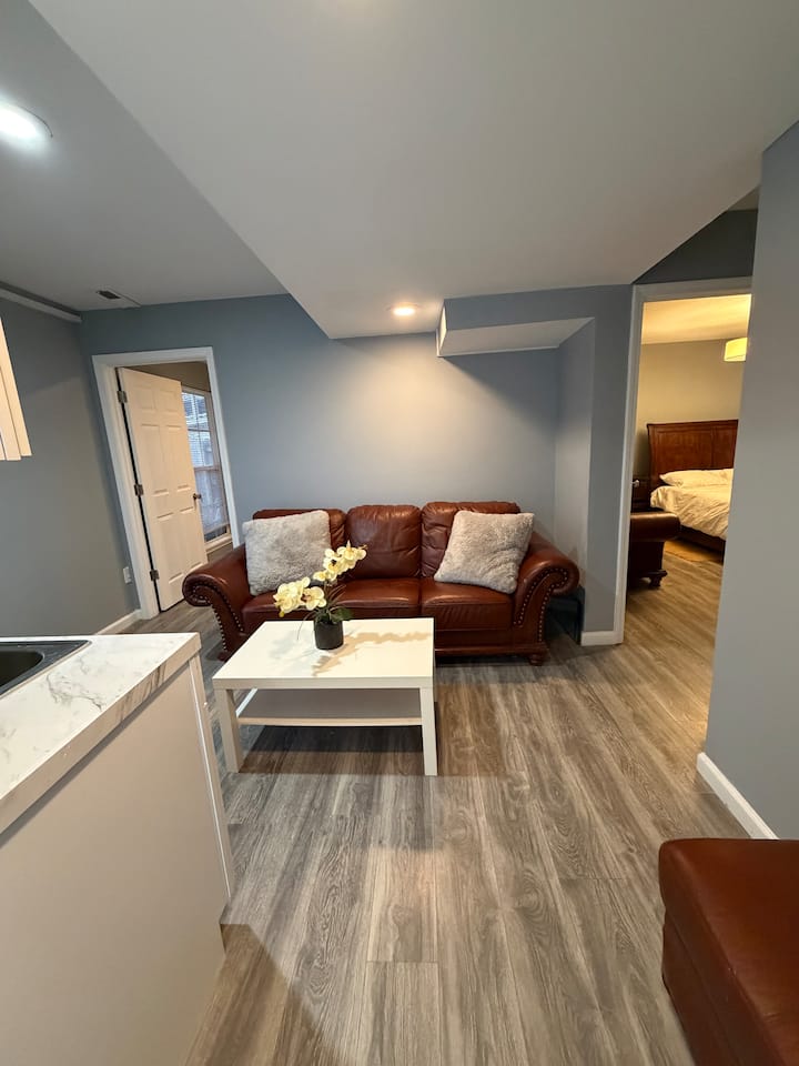 Cozy And Quiet Rooms & Living Room - Shawnee, KS