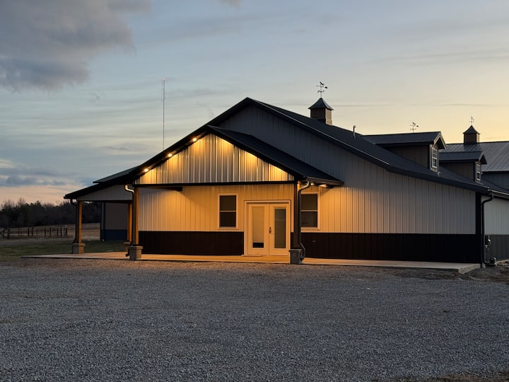 The Gathering Lodge- Sleeps 40 - Mount Vernon, IL