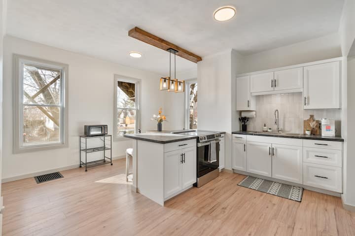 Modern 2br Urban Retreat | Fast Wi-fi + W/d - Davenport, IA