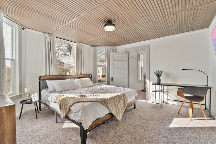 Remodeled 2br Lower Unit | Corporate Housing - Davenport, IA