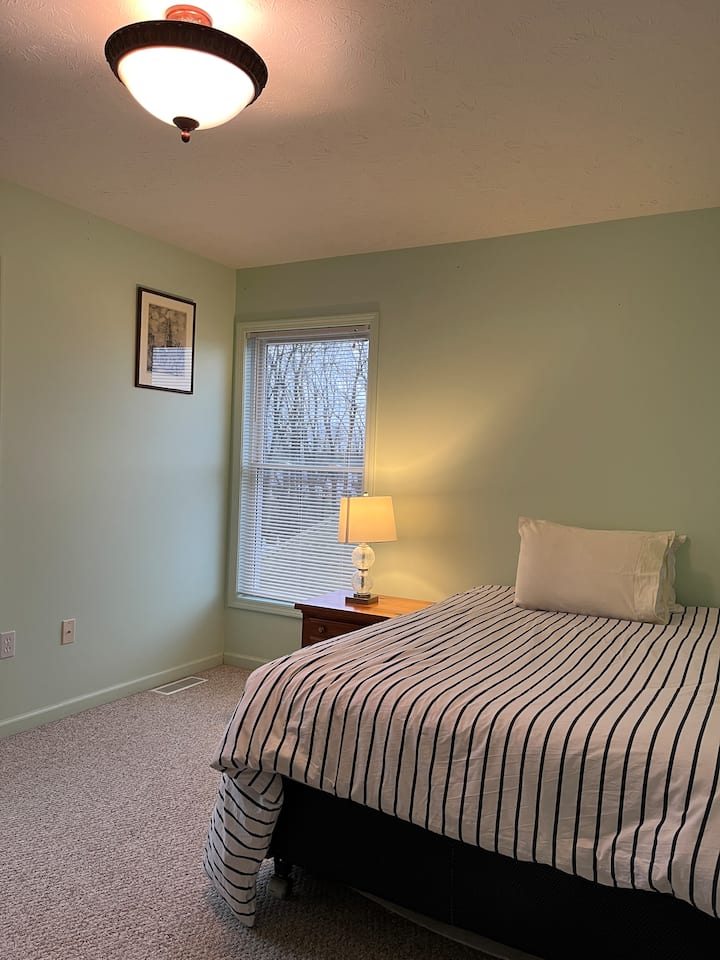 Light Blue Room In Roc Suburb - Ontario, NY