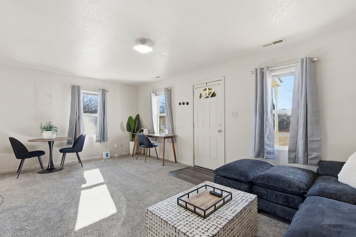 Cozy & Modern 1br | Work-friendly |Feels Like Home - Independence, MO