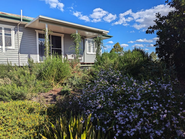Vintage Two-bedroom Farm Cottage Near Roma Qld - Roma, Australia