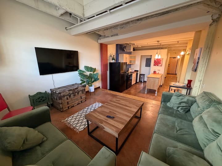Chic Downtown Railroad Loft - Billings, MT