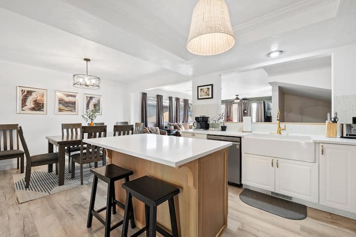 Spacious Quiet Classic Murray Home - West Valley City, UT