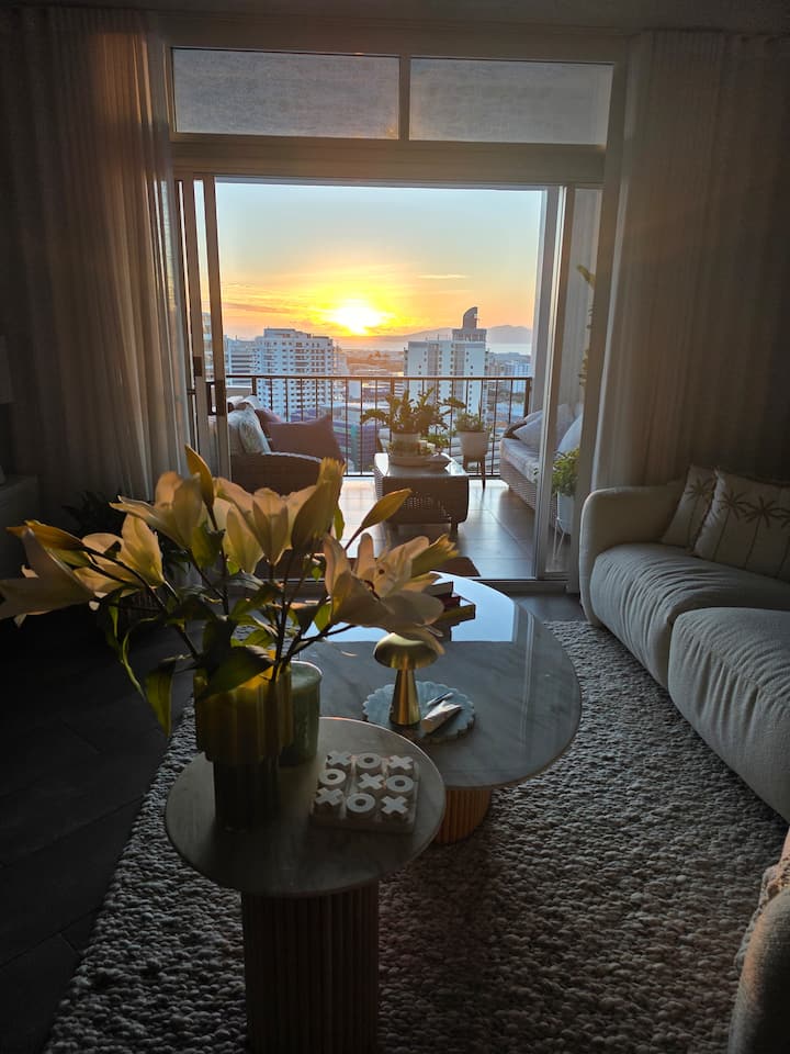 Luxury Coastal Stay | Work-ready & Quiet - Townsville