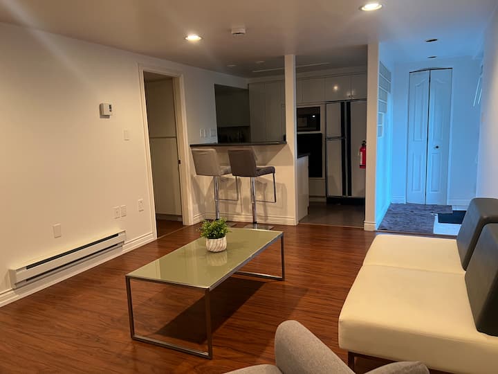 Spacious One Bedroom And Den Suite - North Vancouver