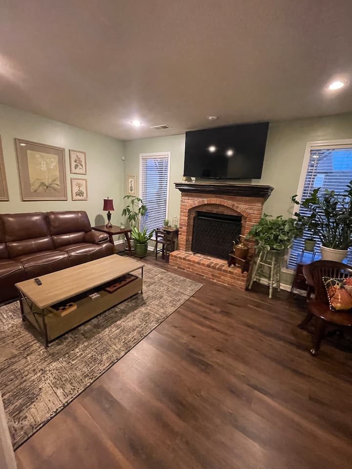 Spacious World Cup House (Entire Lower Level) - Liberty