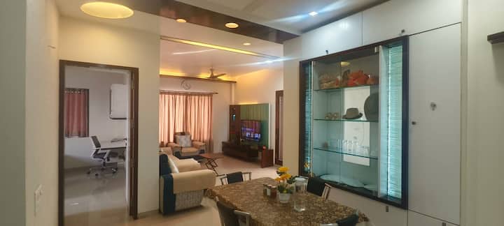 Jagshali Villa: Modern 2bhk With Karaoke & 50" Tv - Nashik