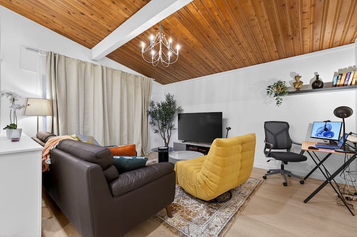 King Bed | Roger’s Place | Downtown | Expo Centre - Edmonton