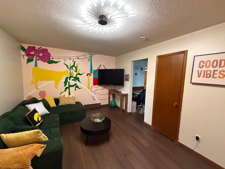 Fun & Funky Des Moines Themed House W Big Yard - Altoona, IA