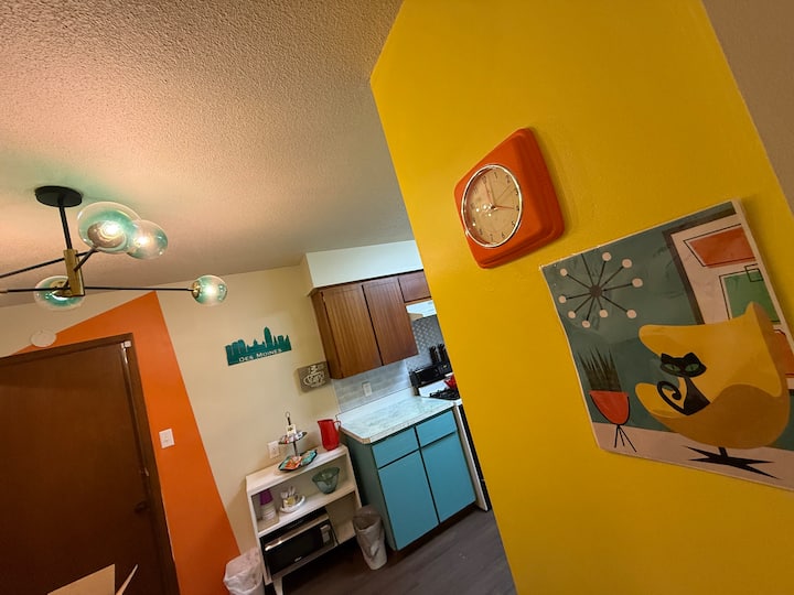 Fun & Funky Des Moines Themed House W Big Yard - Ankeny, IA