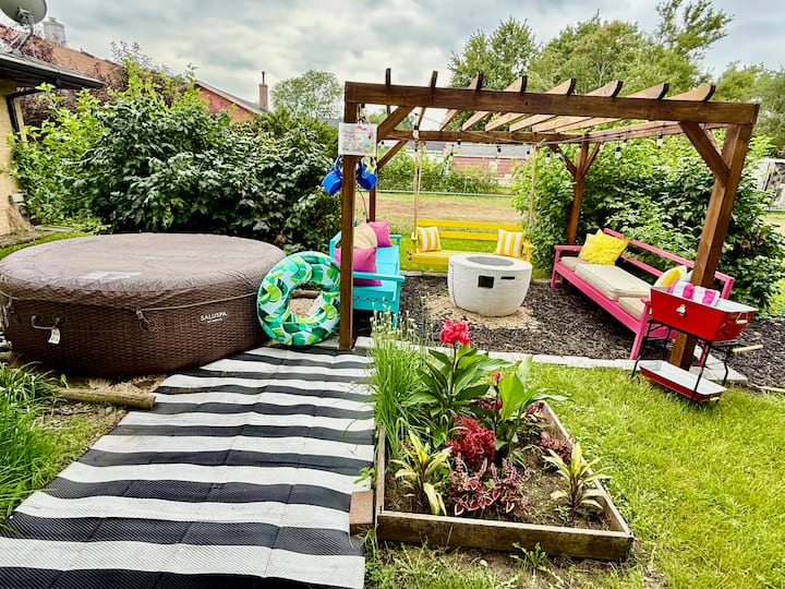Fun, Funky Iowa Themed Fair Bnb W/ Hot Tub + Games - Des Moines, IA