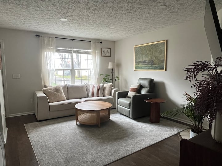 Cozy Modern Retreat In A Quiet, Safe Neighborhood - Dublin, OH