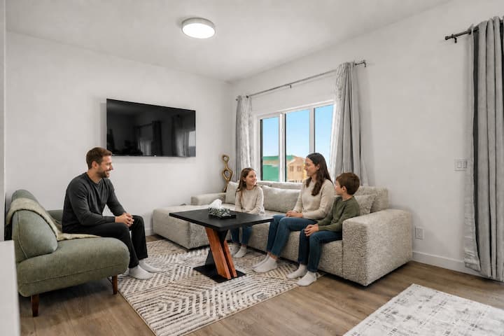 Mountain View Retreat | 2 King Beds | Full House - Cochrane