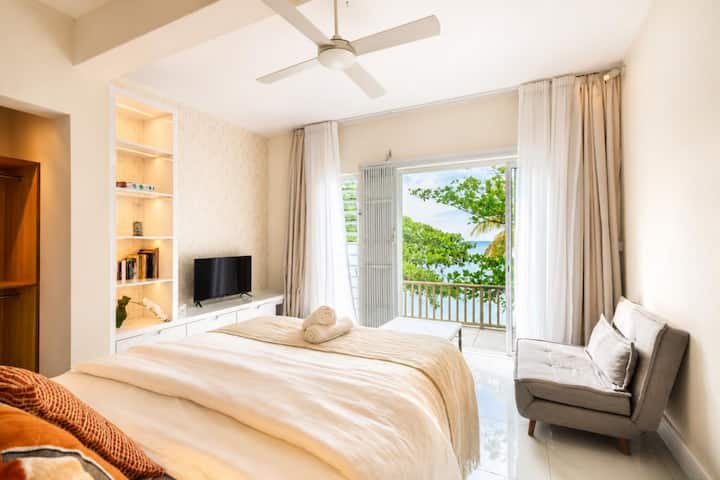Beach Front Amarea Studio With Ocean View Balcony - Port Louis