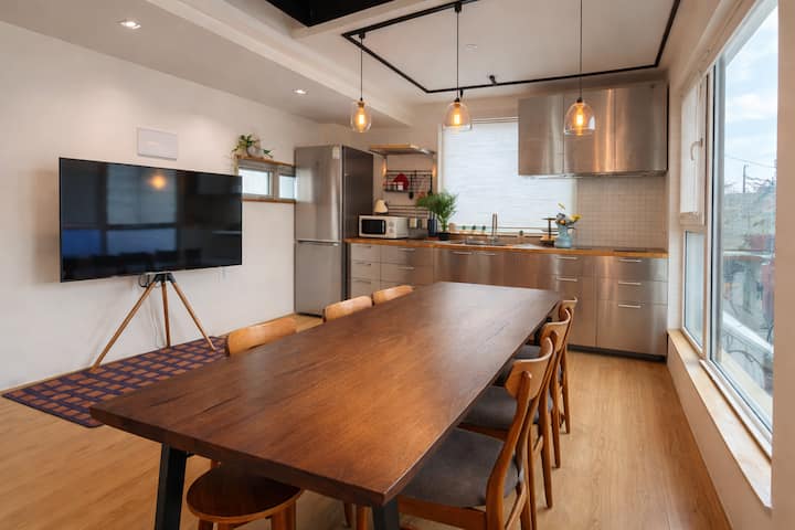 Hongdae Hanok View|5beds|spacious|cafe St |무료짐보관 - Seoul