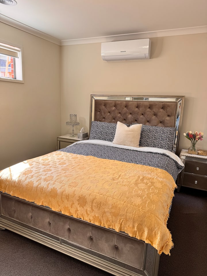 Queen Bed With Ensuite + Netflix - Werribee