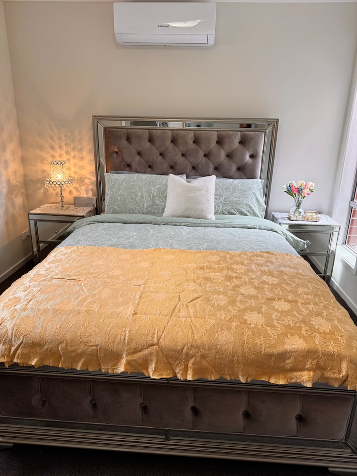 Queen Bed With Ensuite - Werribee