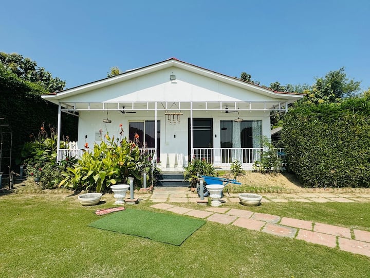 Peaceful Farmhouse Retreat With Green Views - Noida