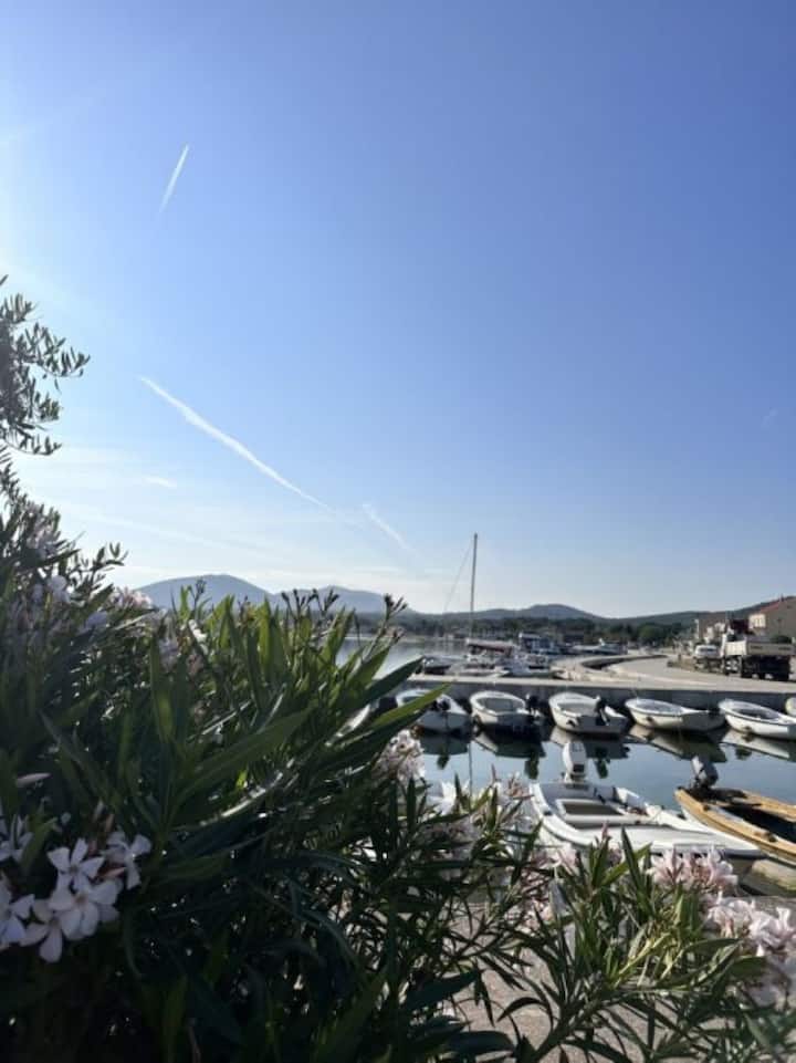 Villa Nikki,6 Pers Appartement Vlakbij Het Meer - Skradin