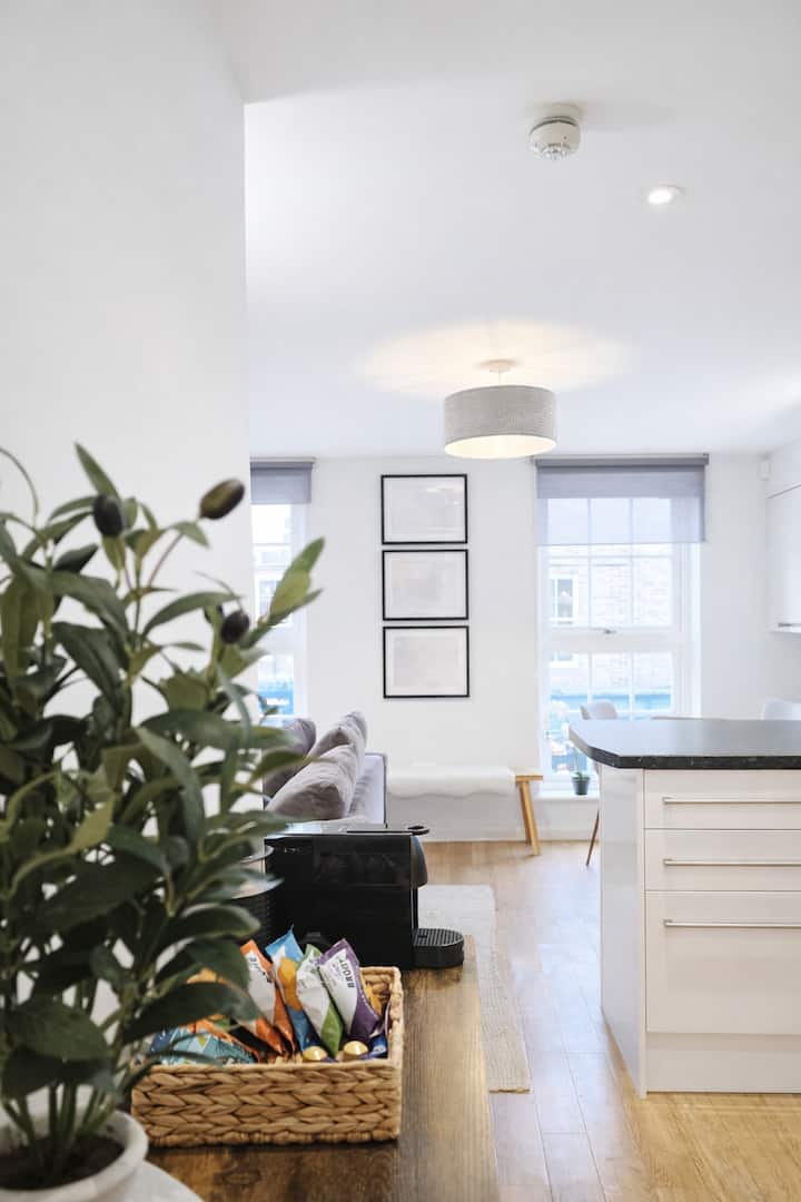 2 Bed 2 Bath, Free Parking, Central, Modern - Slough