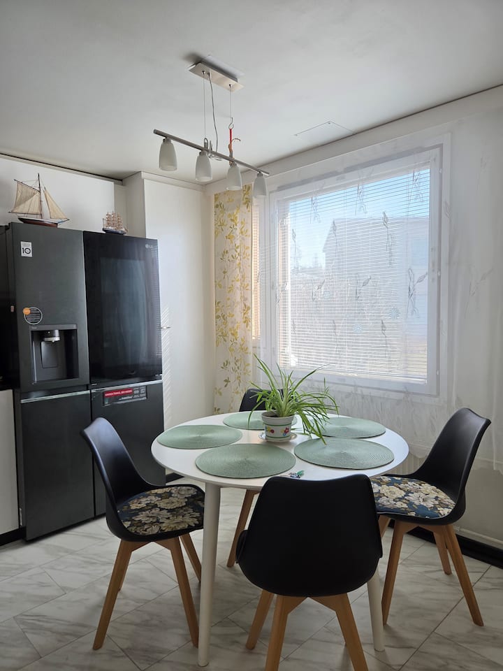 Row House Near Airport, 5 Rooms & Own Parking - Helsinki