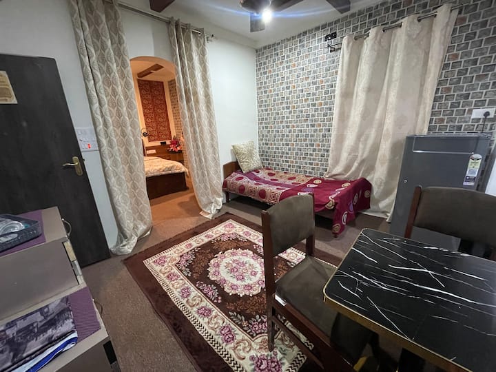 Luxury Studio + Deluxe Room • Alcohol-free Stay. - Srinagar
